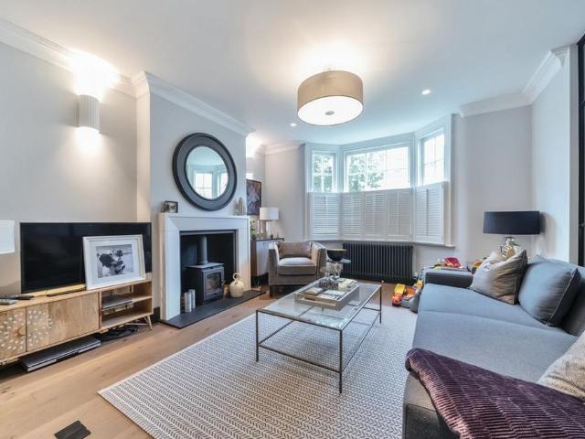 5 bedroom terraced house to rent