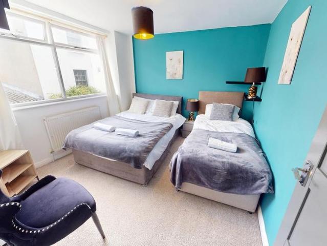 5 bedroom terraced house to rent