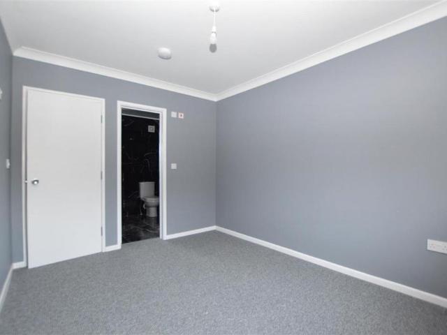 5 bedroom terraced house to rent
