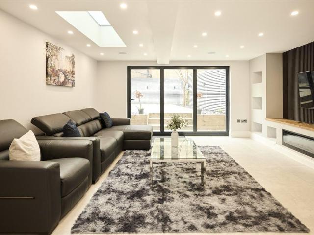 5 bedroom terraced house to rent