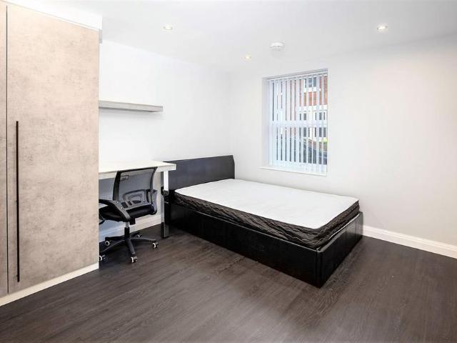 5 bedroom terraced house to rent