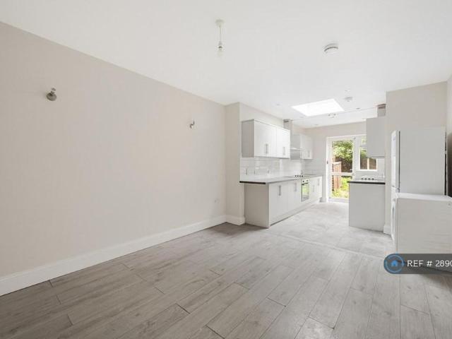 5 bedroom terraced house to rent