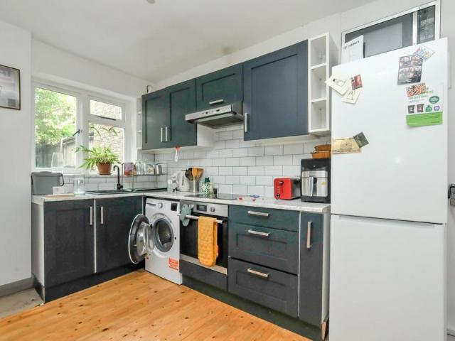 5 bedroom terraced house to rent