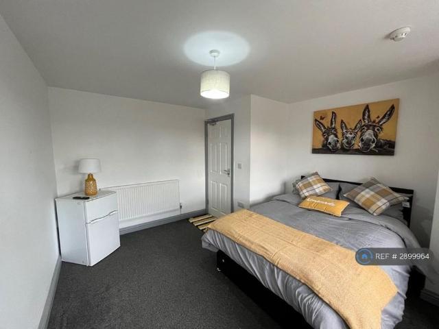 5 bedroom terraced house to rent