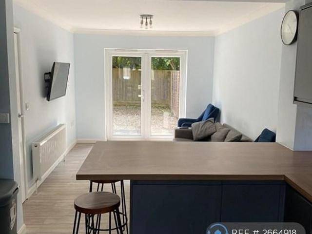 5 bedroom terraced house to rent