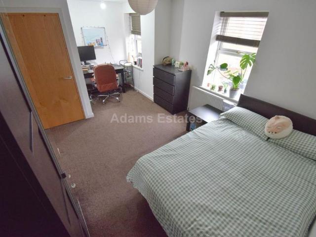 5 bedroom terraced house to rent