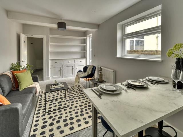 5 bedroom terraced house to rent
