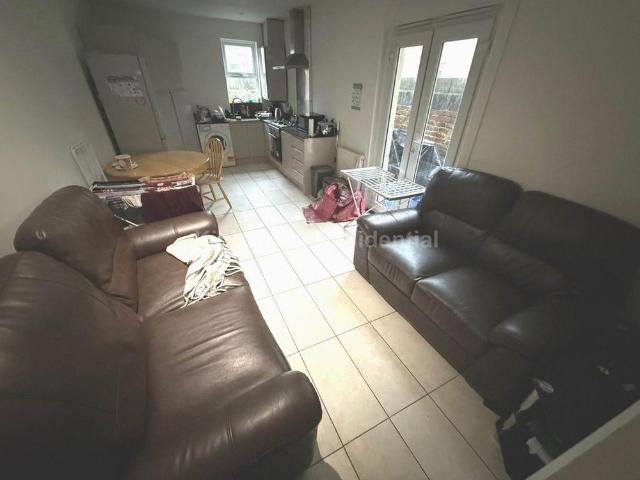 5 bedroom terraced house to rent