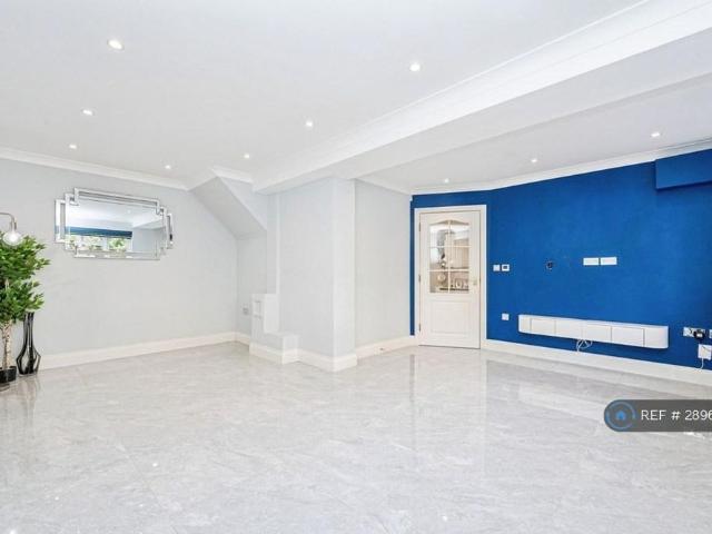 5 bedroom terraced house to rent