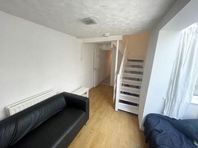 5 bedroom terraced house to rent