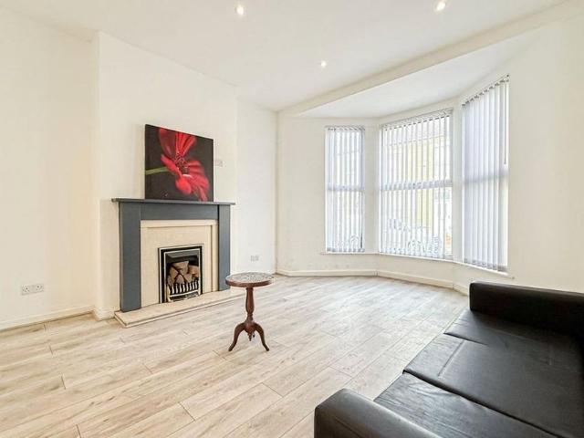 5 bedroom terraced house to rent