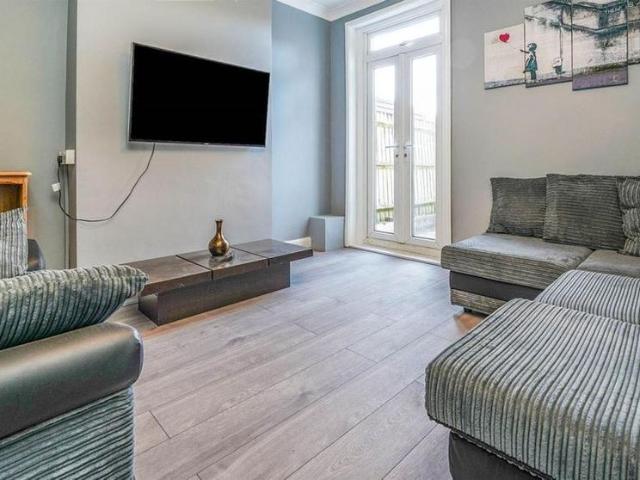 5 bedroom terraced house to rent