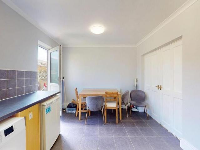 5 bedroom terraced house to rent