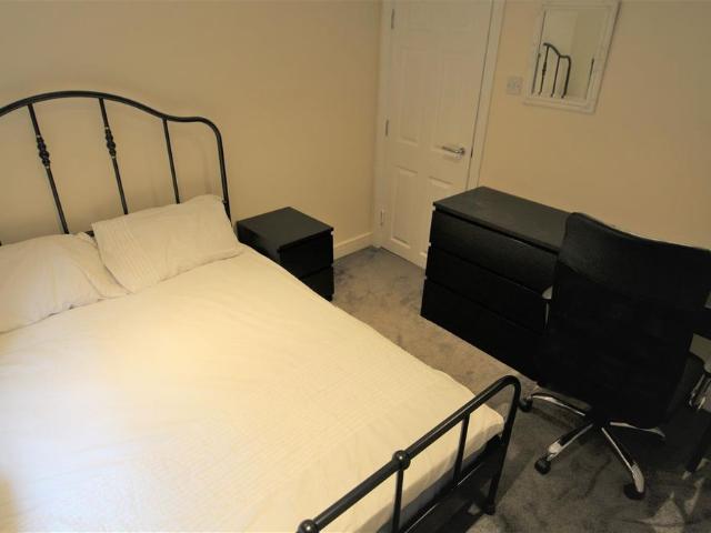 5 bedroom terraced house to rent