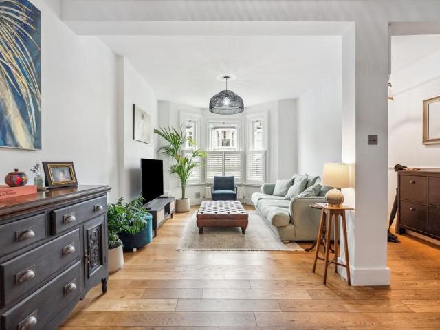 5 bedroom terraced house to rent