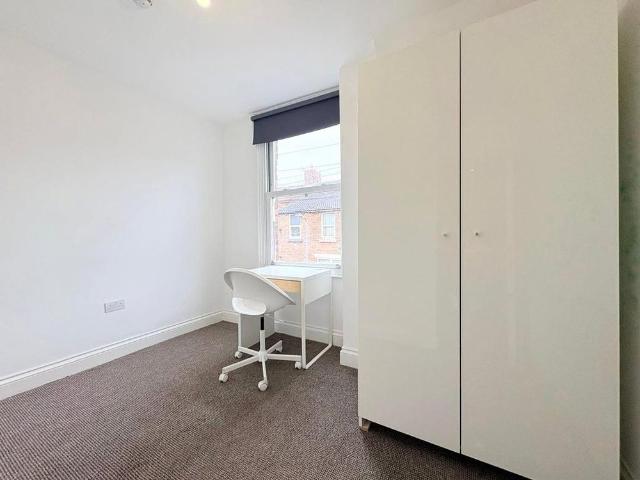 5 bedroom terraced house to rent