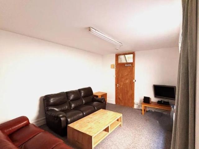 5 bedroom terraced house to rent