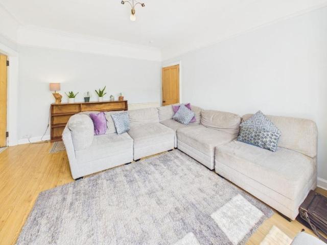 5 bedroom detached house to rent