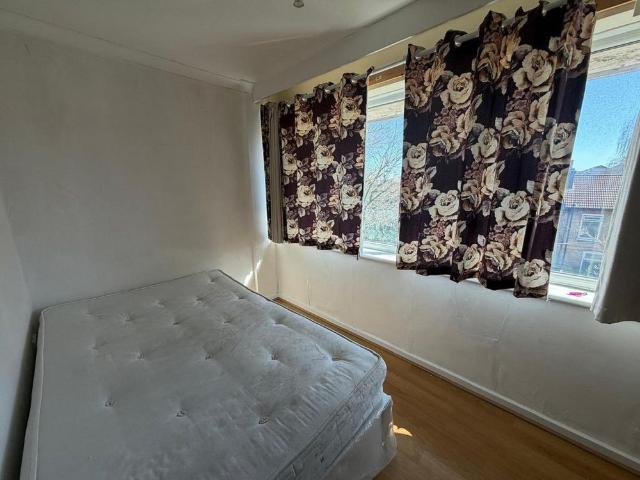 5 bedroom terraced house to rent