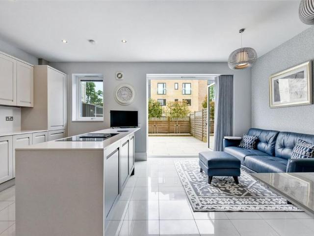 5 bedroom terraced house to rent