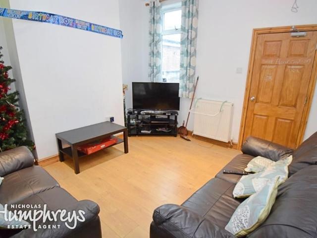 5 bedroom terraced house to rent