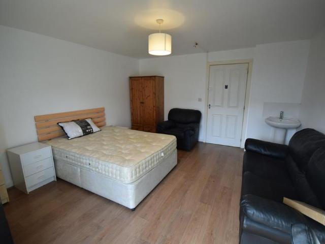 5 bedroom terraced house to rent