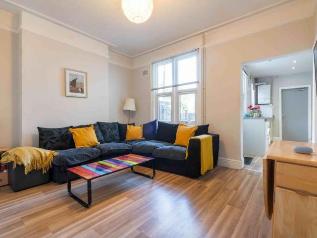 5 bedroom terraced house to rent