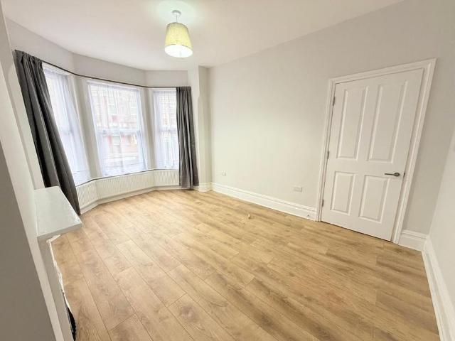 5 bedroom terraced house to rent
