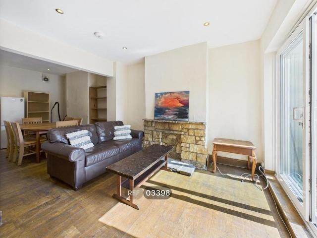 5 bedroom terraced house to rent