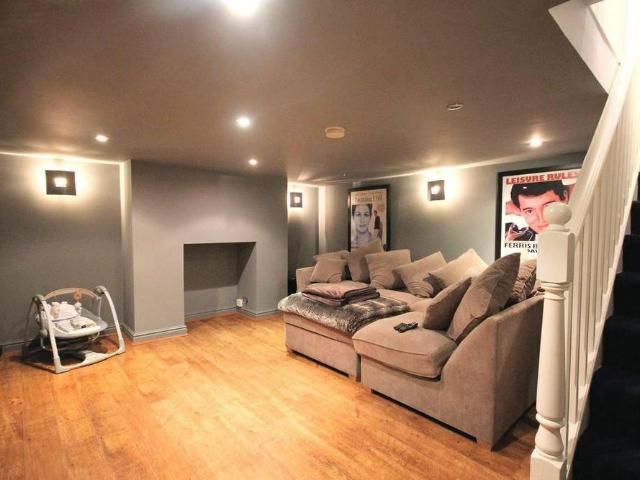 5 bedroom terraced house to rent