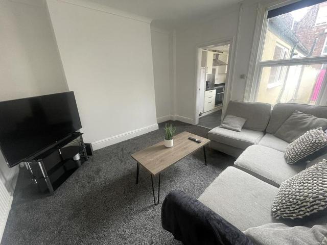 5 bedroom terraced house to rent