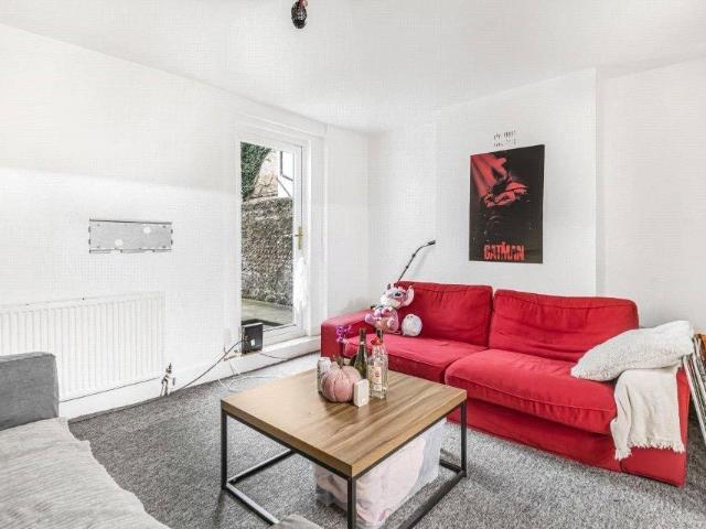 5 bedroom terraced house to rent