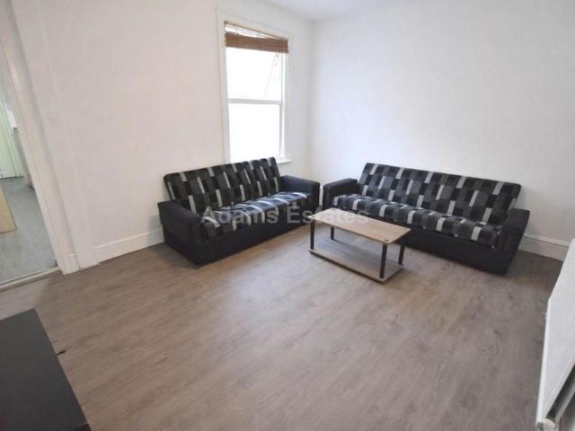 5 bedroom terraced house to rent