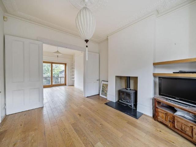 5 bedroom terraced house to rent