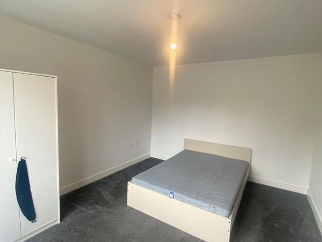 5 bedroom terraced house to rent