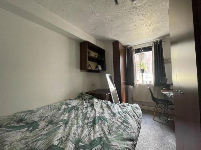5 bedroom terraced house to rent