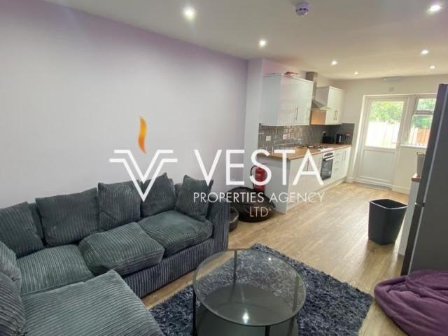 5 bedroom terraced house to rent