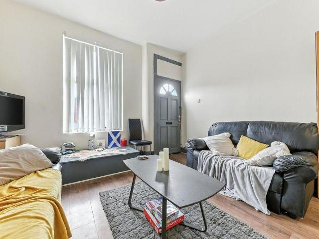 5 bedroom terraced house to rent