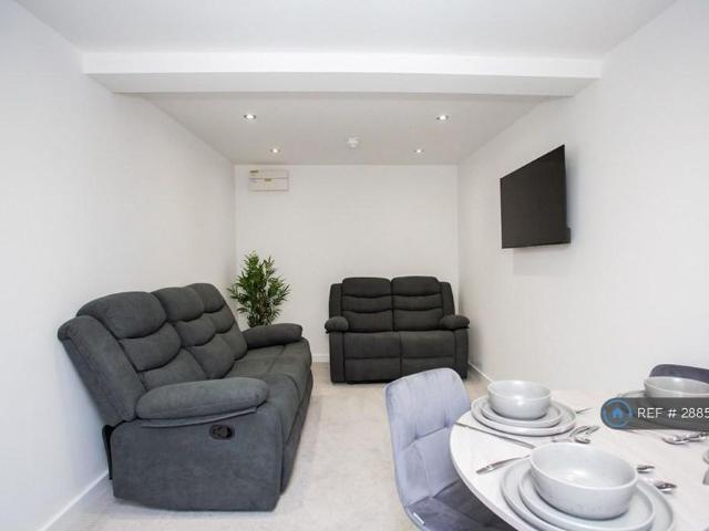 5 bedroom terraced house to rent