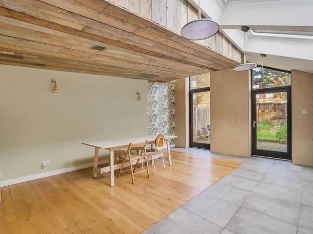5 bedroom terraced house to rent