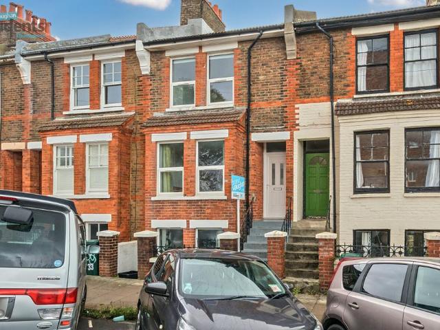 5 bedroom terraced house to rent