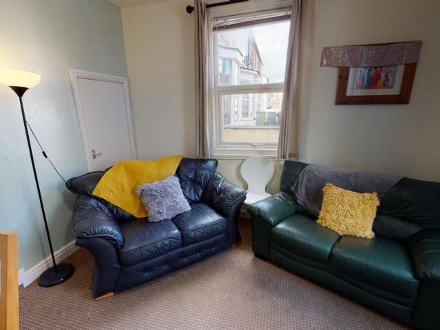 5 bedroom terraced house to rent