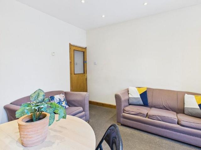 5 bedroom terraced house to rent