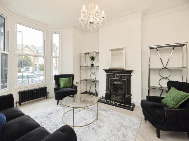 5 bedroom terraced house to rent