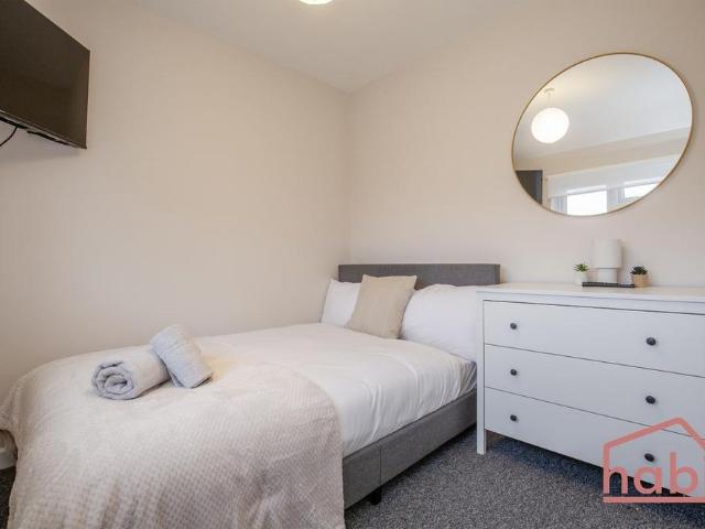 5 bedroom terraced house to rent