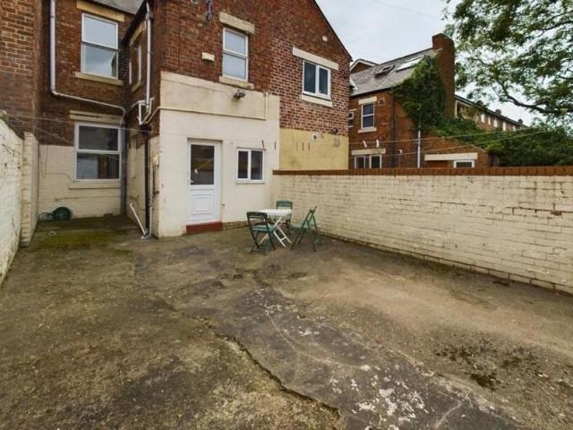 5 bedroom terraced house to rent