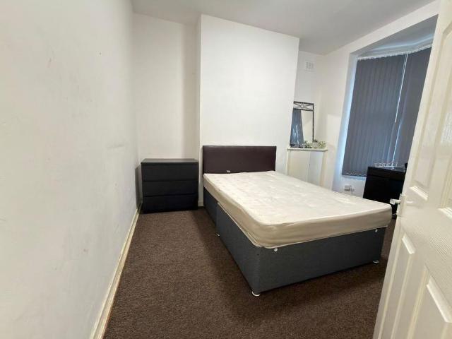 5 bedroom terraced house to rent