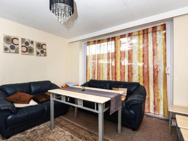5 bedroom terraced house to rent