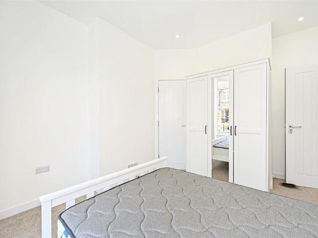 5 bedroom terraced house to rent