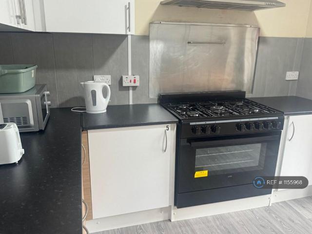 5 bedroom terraced house to rent